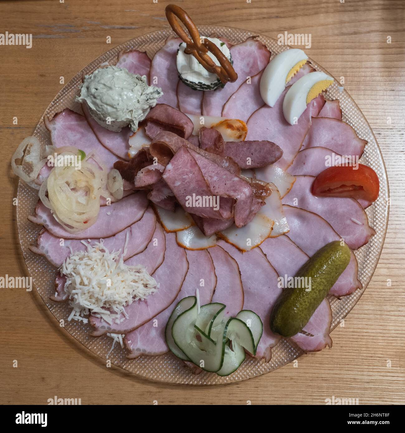 Appetitlich arrangierte Brettljause, südsteirische Weinstraße ...