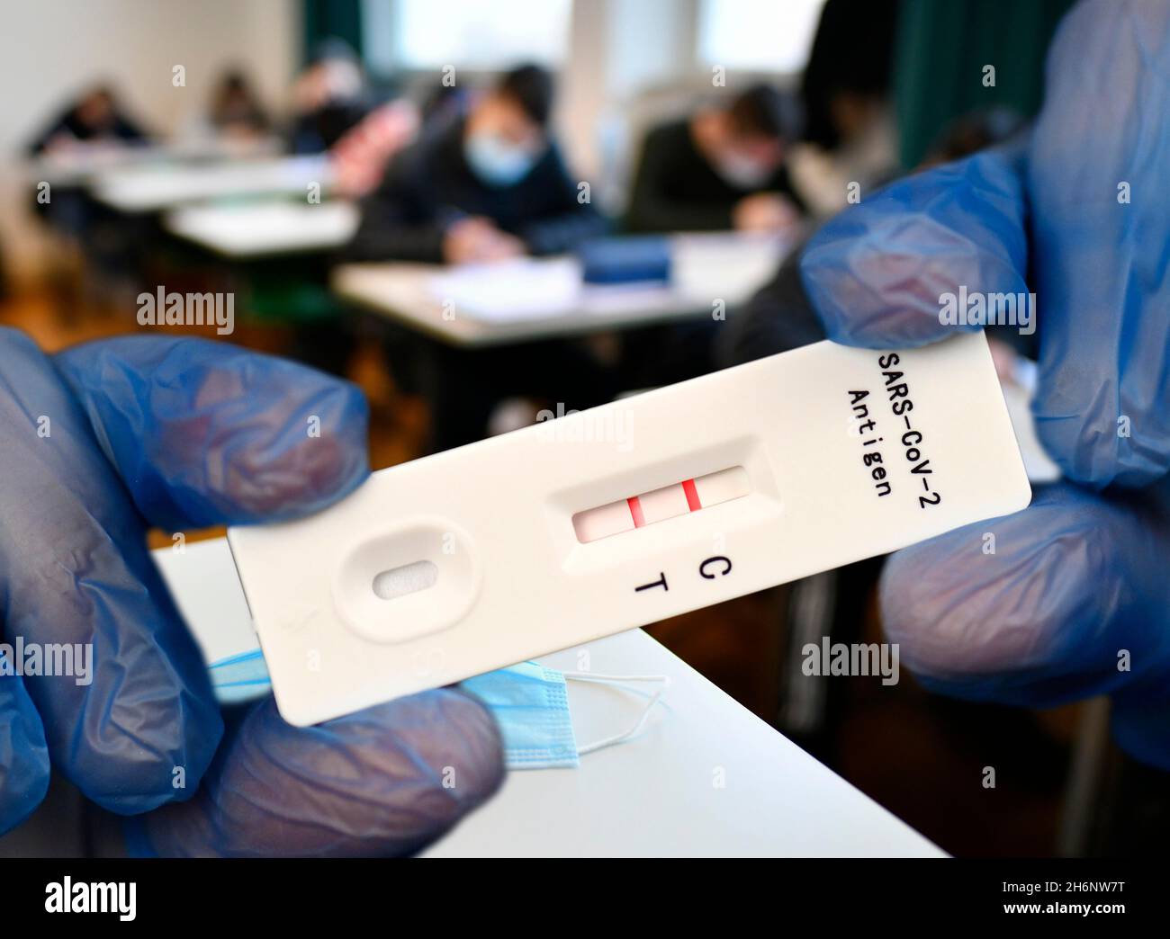 FOTOMONTAGE, positiver Antigen-Schnelltest, Mundmaske auf ...