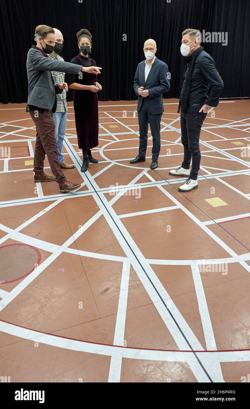 Hamburg, Deutschland. November 2021. Markus Schöttl (l-r), Schauspieler ...