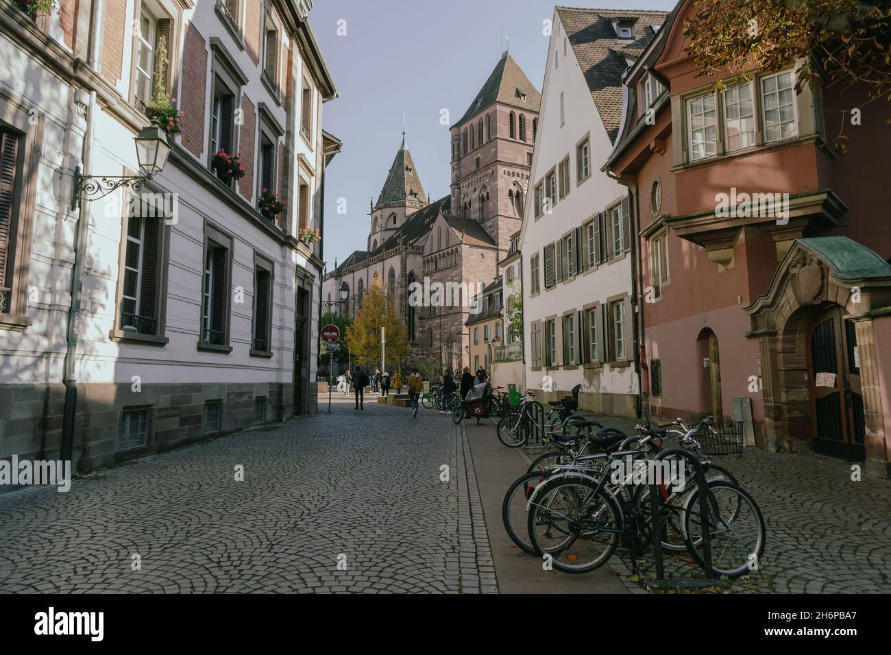 Straßburg, Frankreich, Monnaie Straße mit der Kirche St. Thomas in der ...