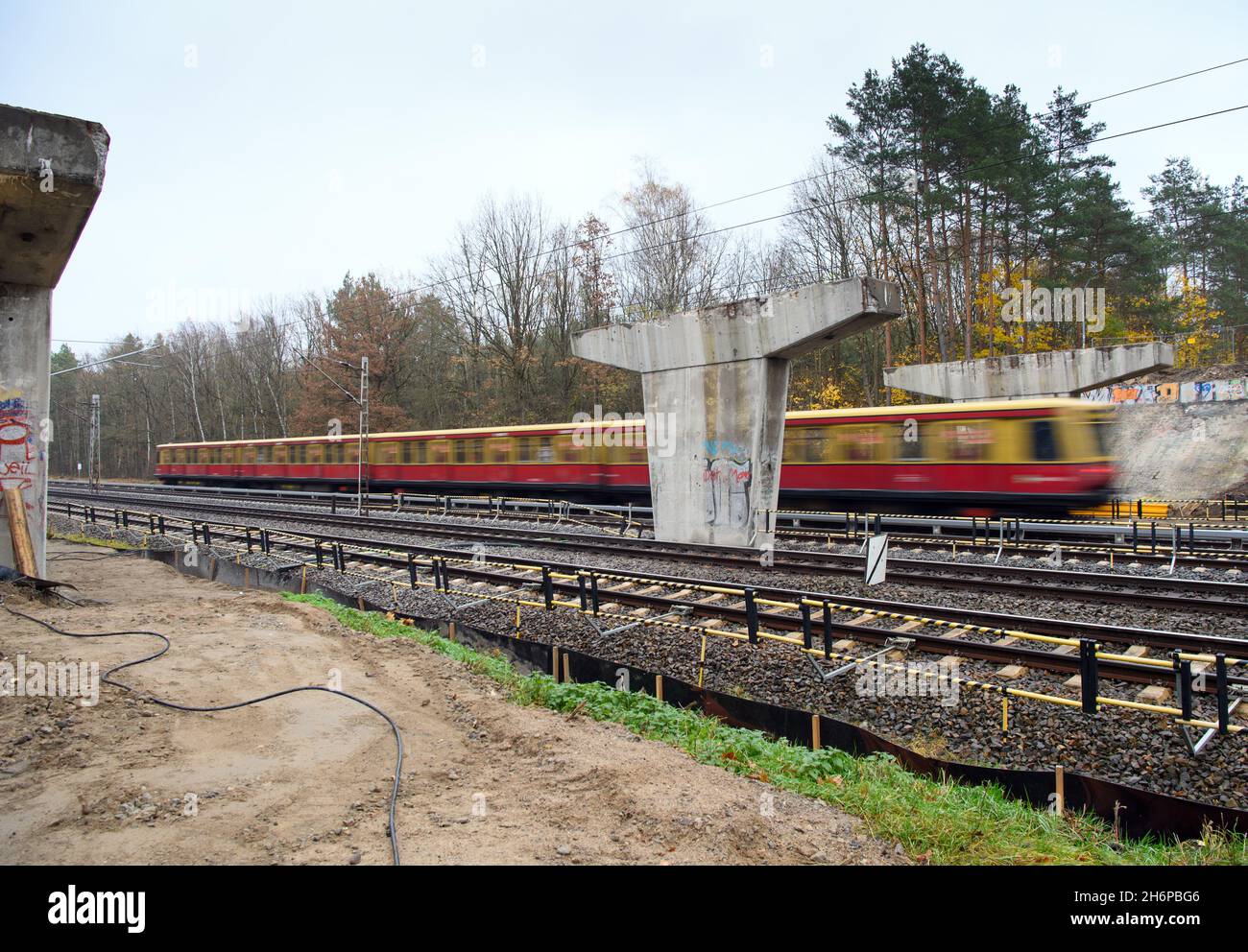 17. November 2021, Brandenburg, Hohen Neuendorf: Zwischen den ...