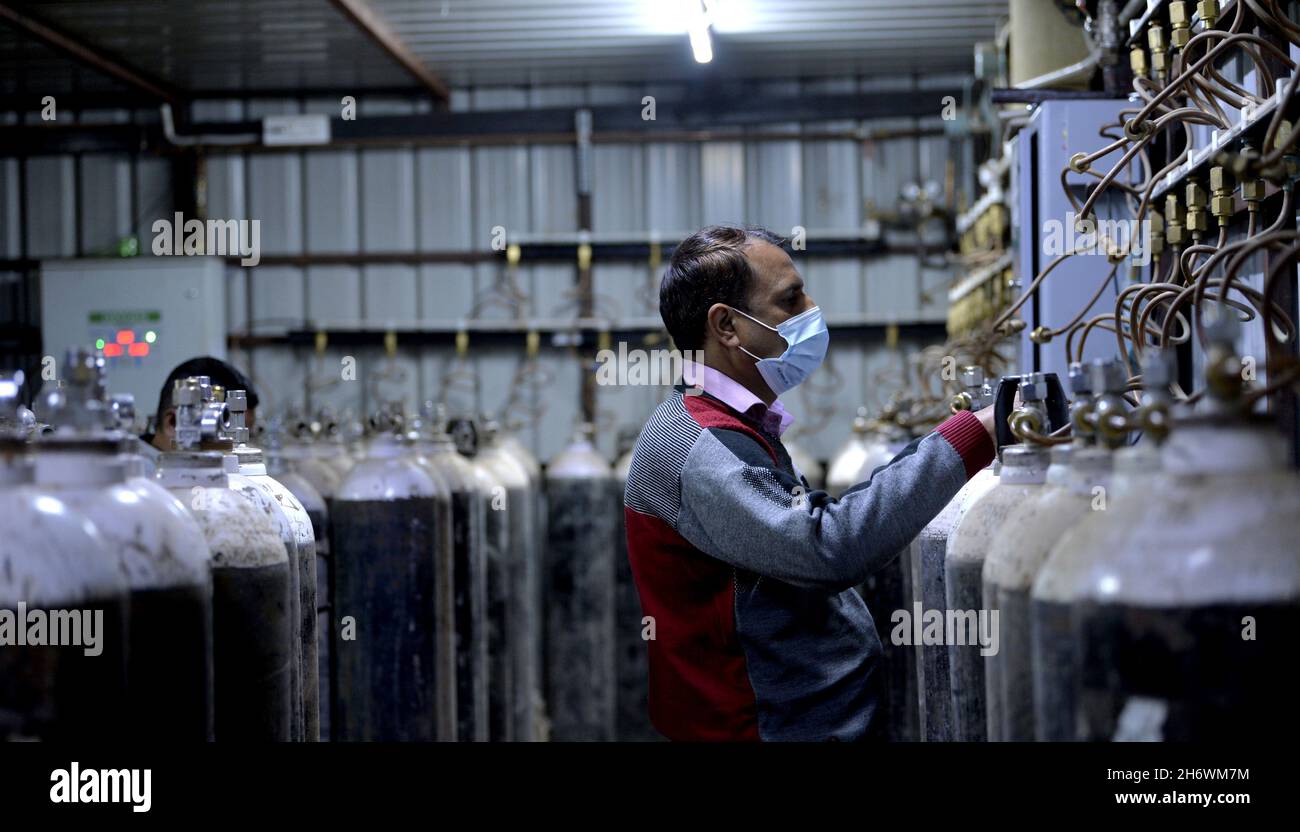 Oxygen cylinders -Fotos und -Bildmaterial in hoher Auflösung – Alamy