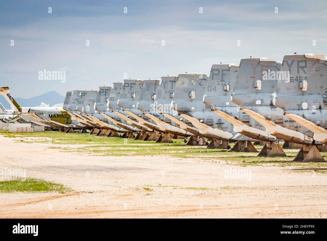 Reihe von stillgelegten schweren Militärflugzeugen auf dem Davis ...