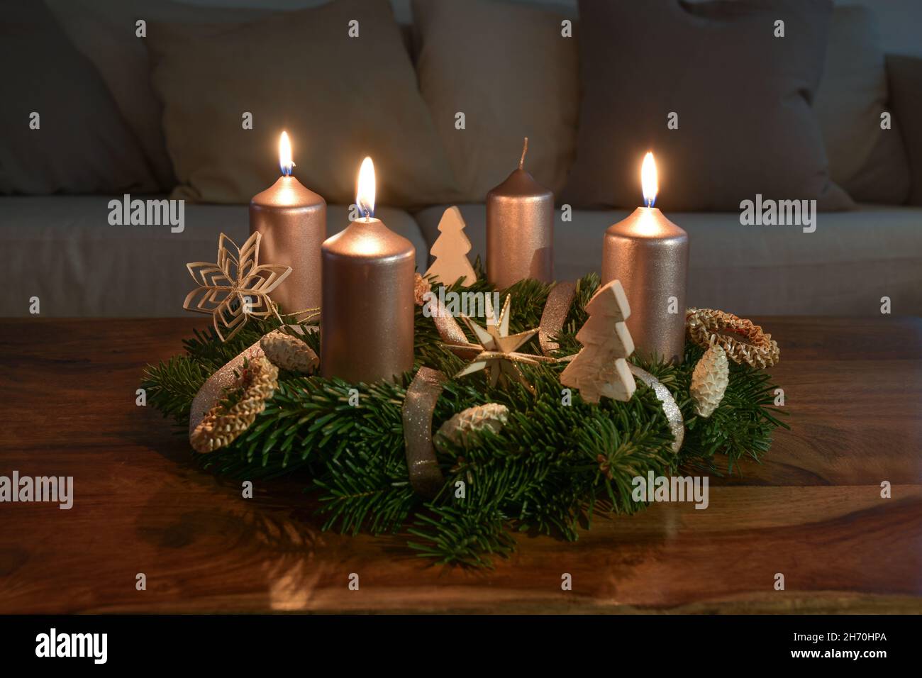 Adventskranz Goldene Kerzen