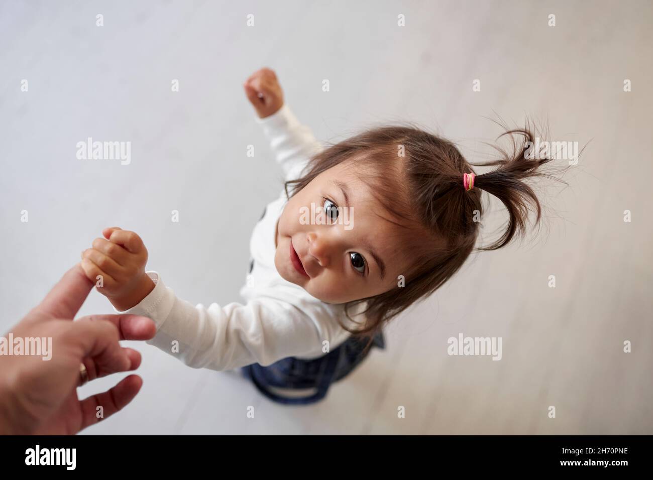 Babys hand halten -Fotos und -Bildmaterial in hoher Auflösung – Alamy
