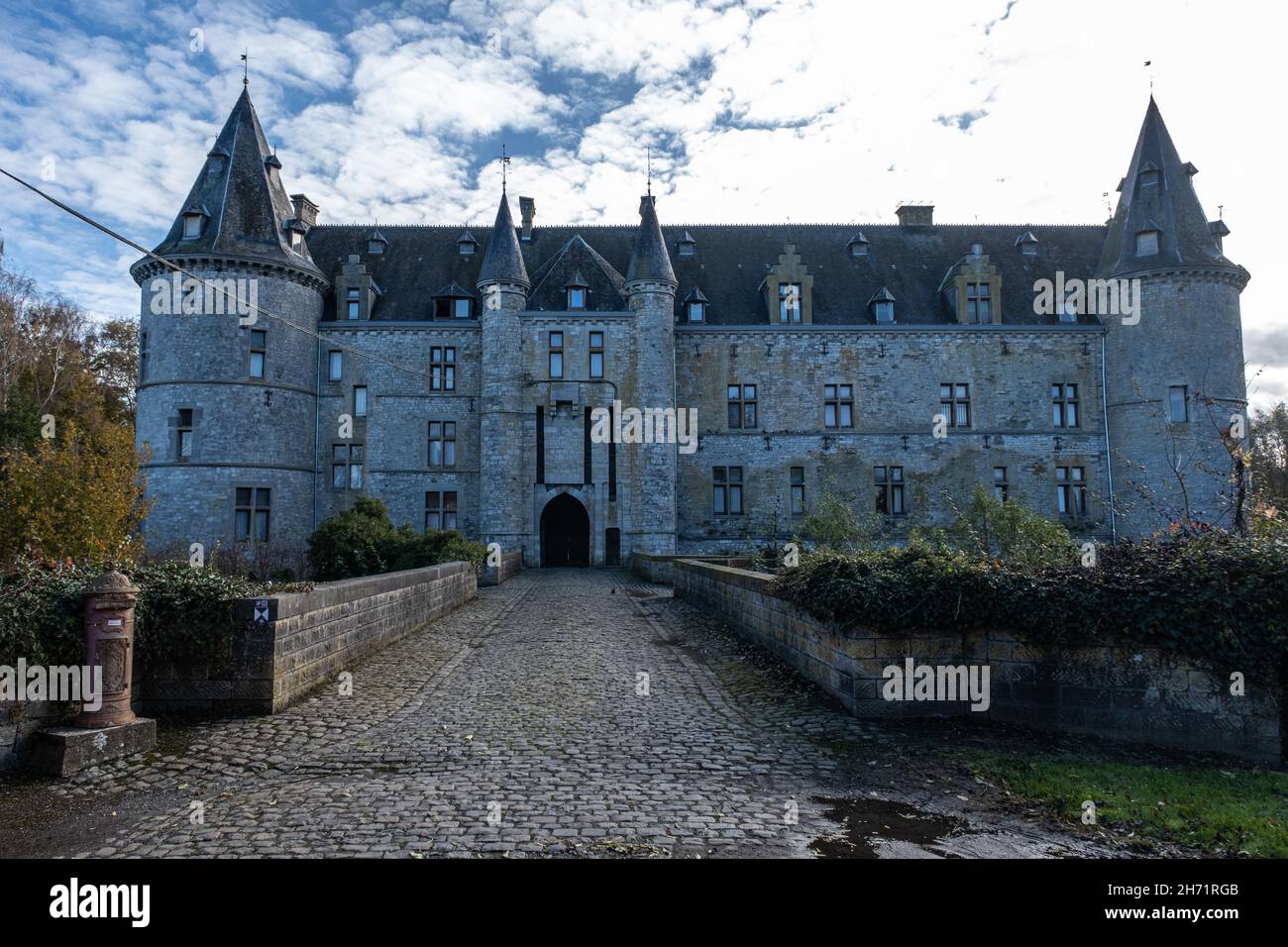 Praives, Belgien - 1. November 2021: Die Burg Fallais stammt aus dem ...