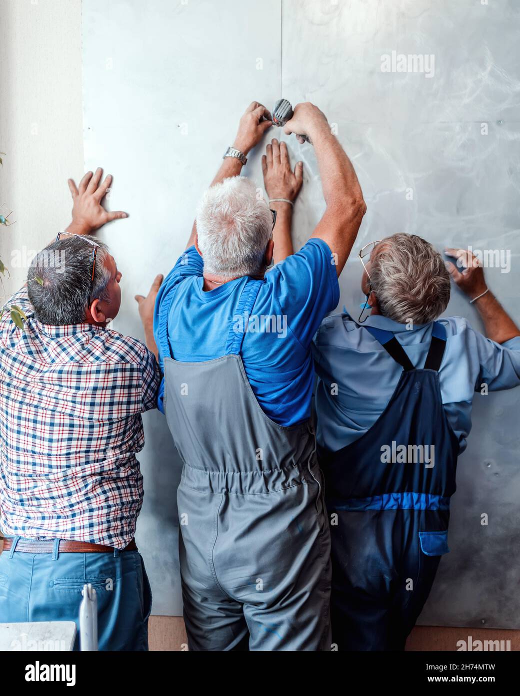 Arbeiter helfen -Fotos und -Bildmaterial in hoher Auflösung – Alamy
