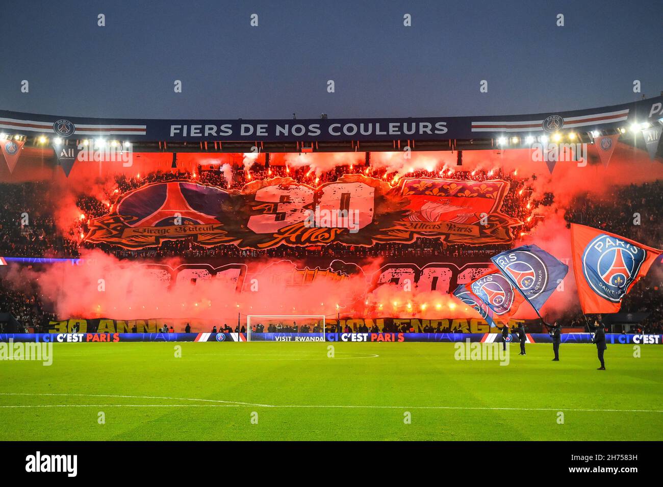 Psg supporters -Fotos und -Bildmaterial in hoher Auflösung – Alamy