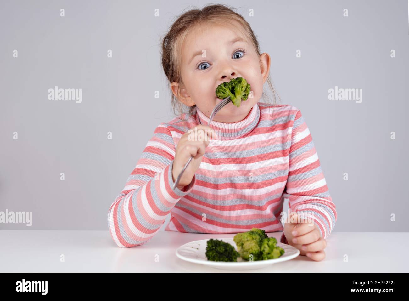 Kind isst -Fotos und -Bildmaterial in hoher Auflösung – Alamy