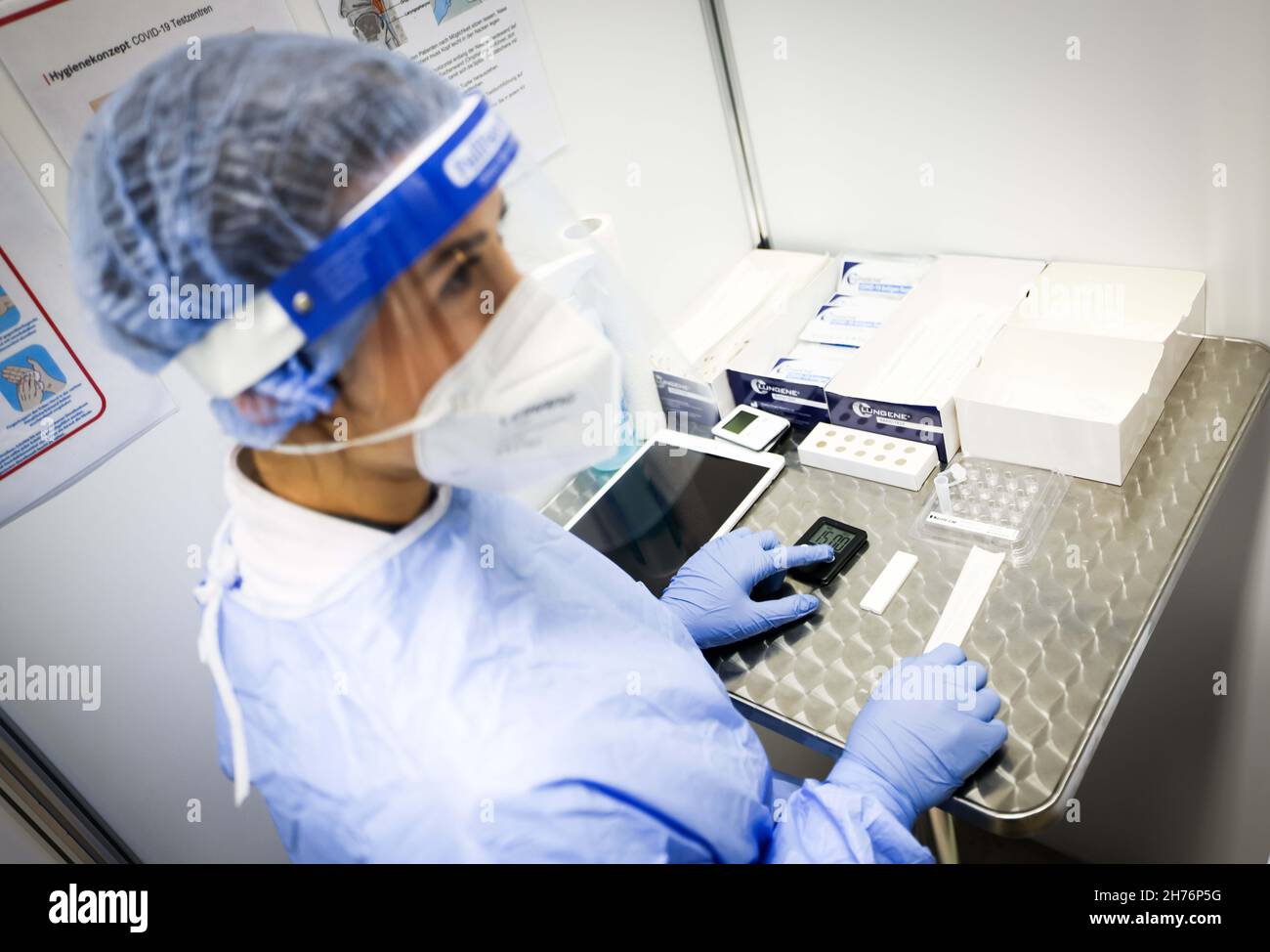 18. November 2021, Hamburg: Ein Mitarbeiter im Corona Test Center von ...