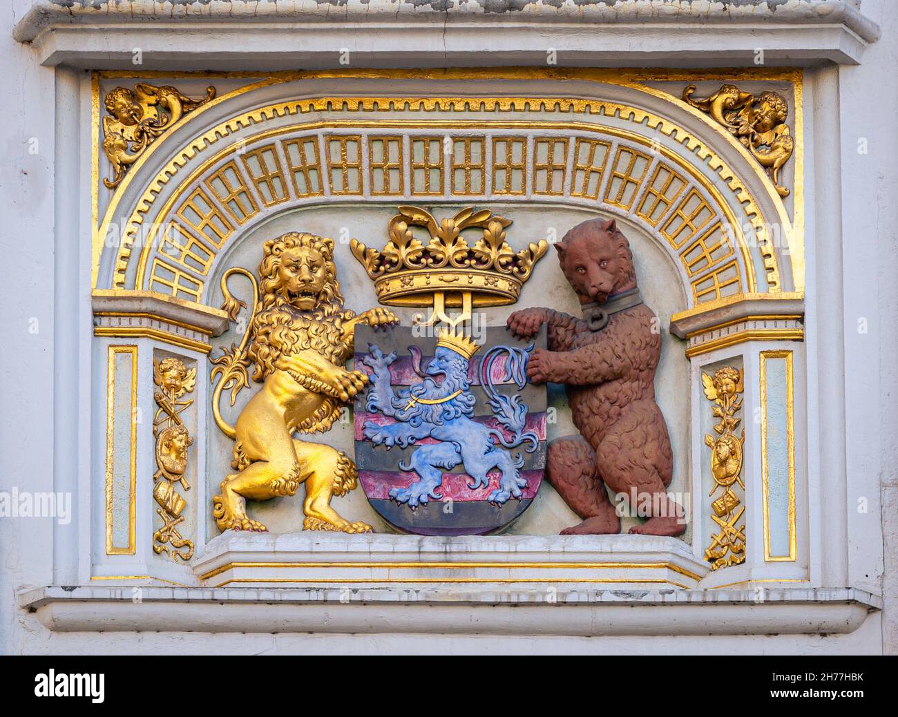 Wappentier Löwe und Bär mit dem Wappen auf dem Rathaus von Brügge in ...