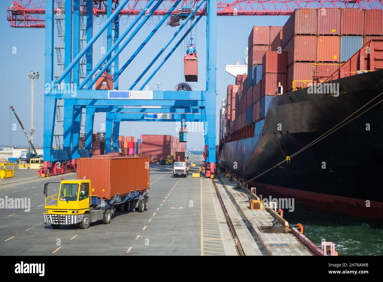 Containerschiff im Hafen am Containerterminal. Die Schiffe der ...