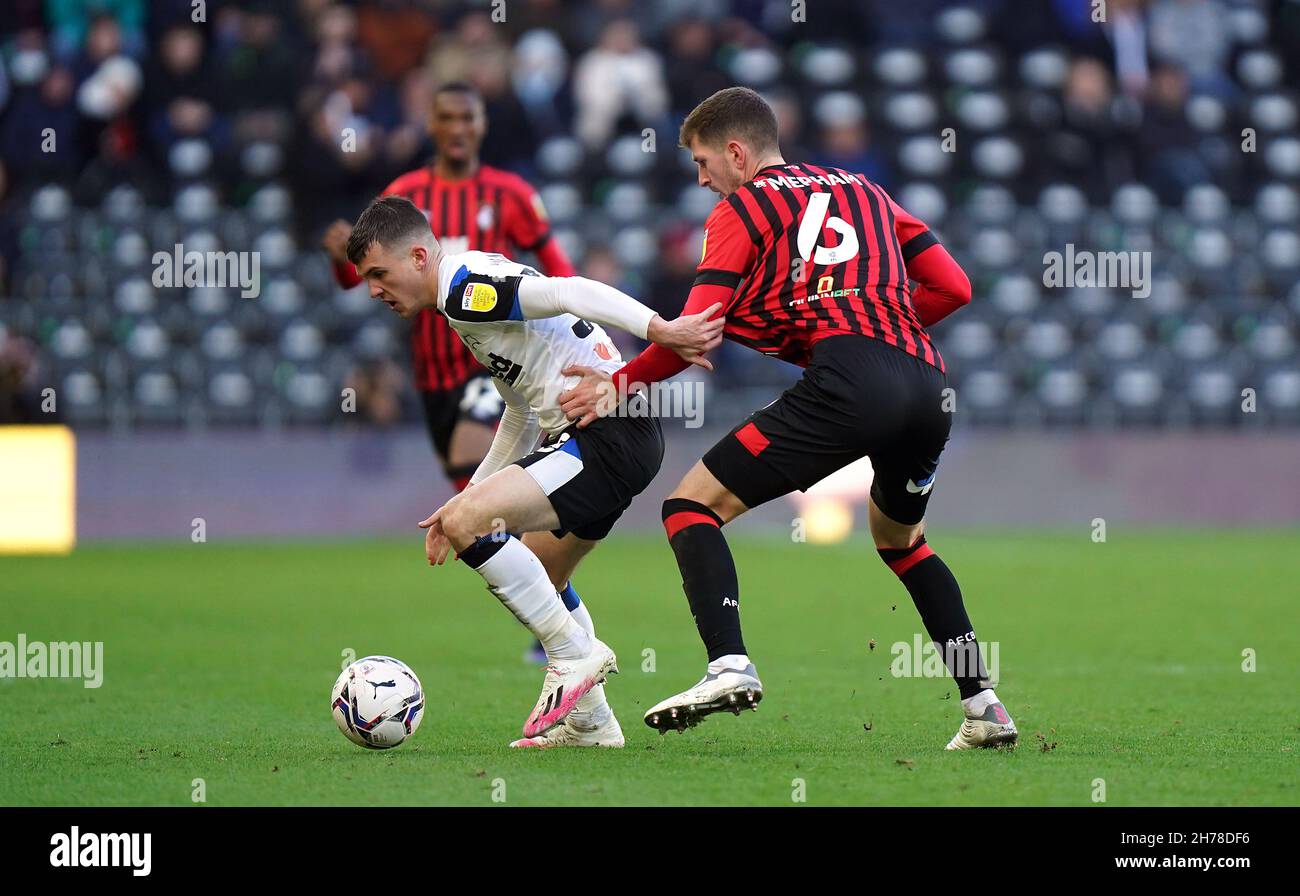 Jason Knight von Derby County (links) und Chris Mepham von Bournemouth ...
