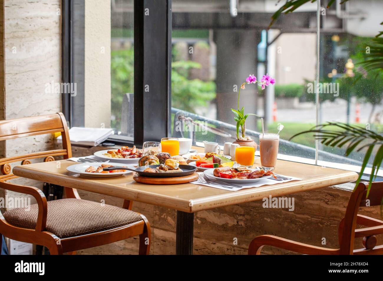 Voller teller buffet essen -Fotos und -Bildmaterial in hoher Auflösung ...