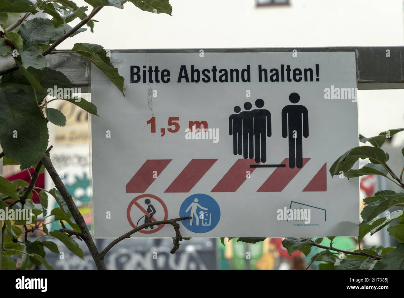 Ein Schild mit der Aufforderung, 1,5 m Abstand zu halten (Bitte ...