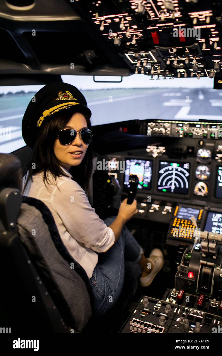 Pilotin im cockpit -Fotos und -Bildmaterial in hoher Auflösung – Alamy