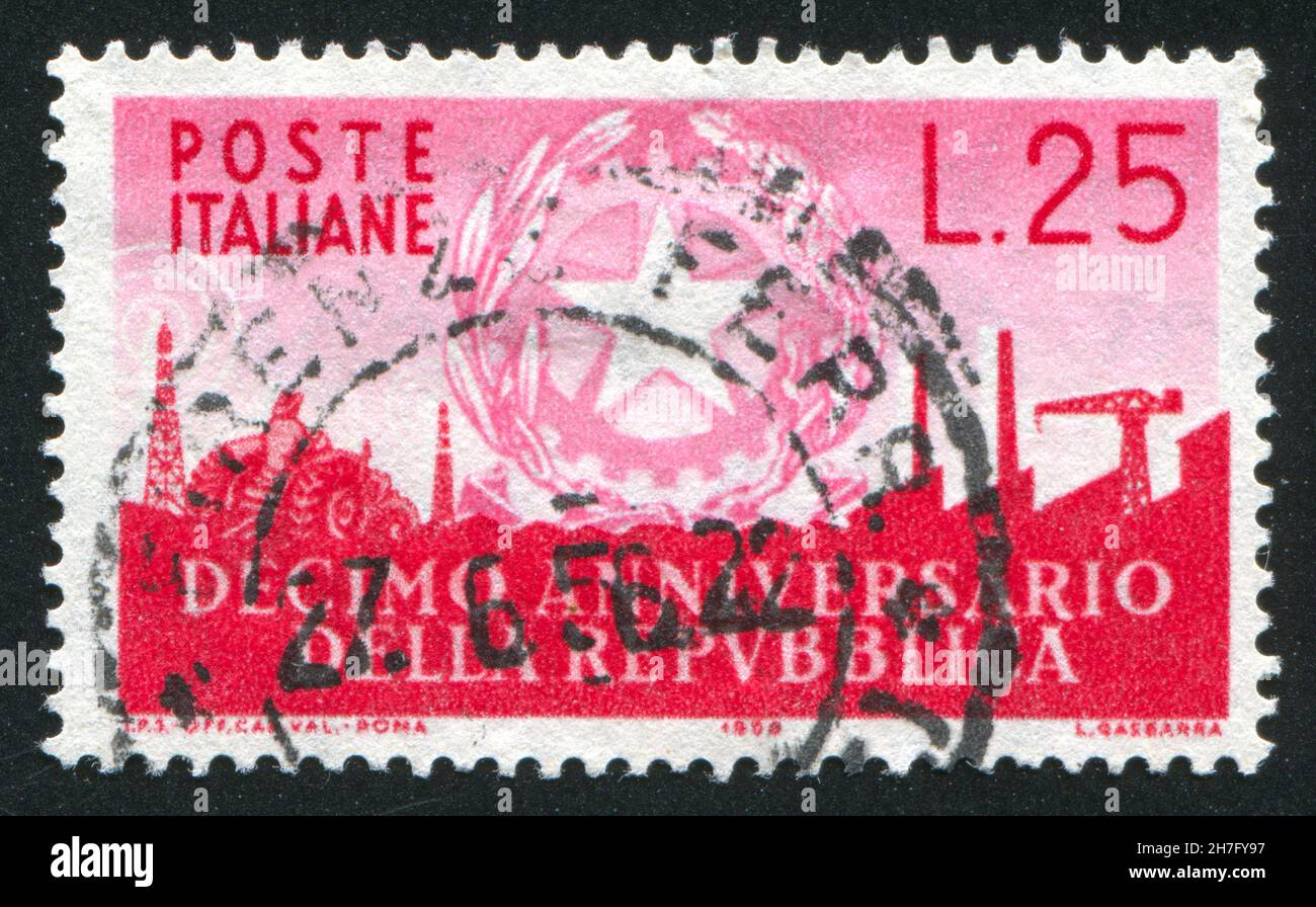 ITALIEN - UM 1956: Briefmarke gedruckt von Italien, zeigt Wappen der ...