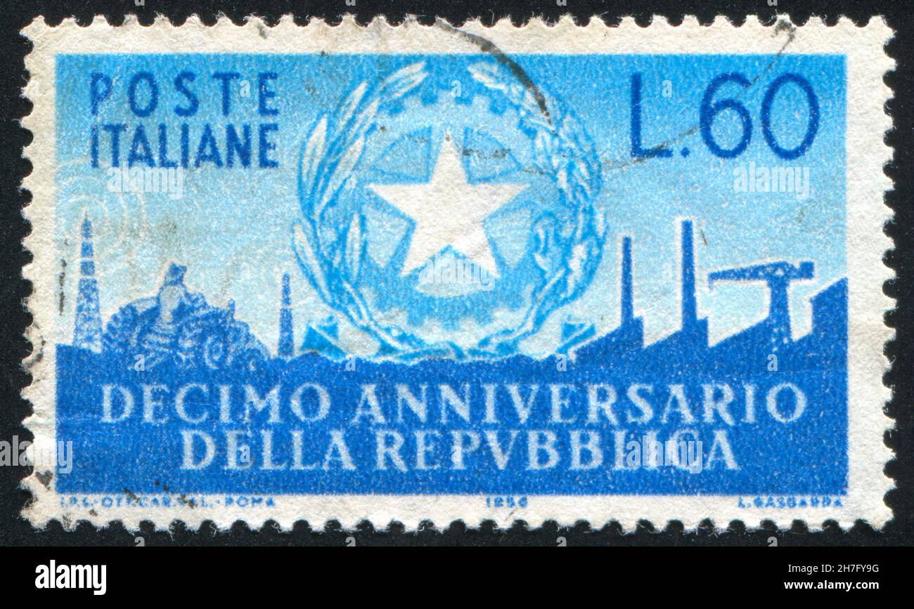 ITALIEN - UM 1956: Briefmarke gedruckt von Italien, zeigt Wappen der ...