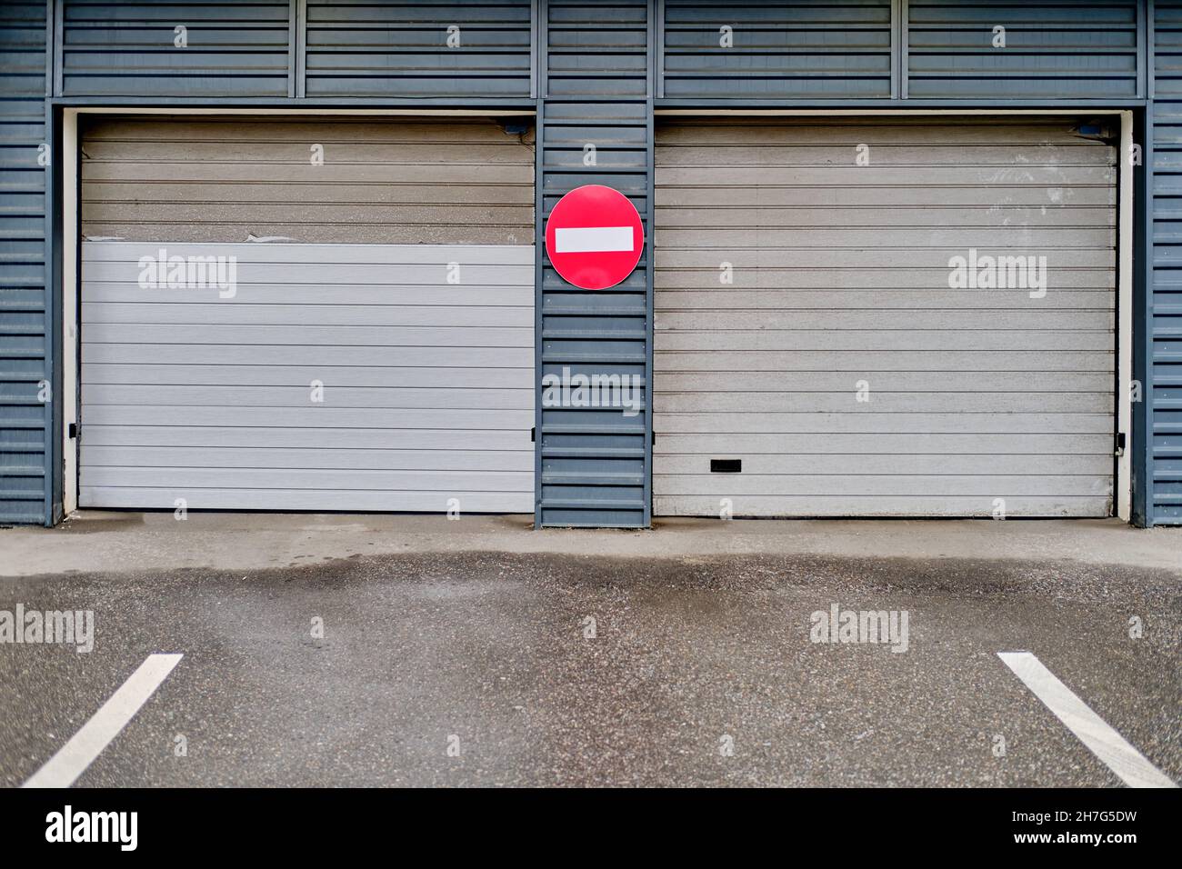 Garagentore nach dem Unfall repariert, neu lackierte Hebetüren für den ...