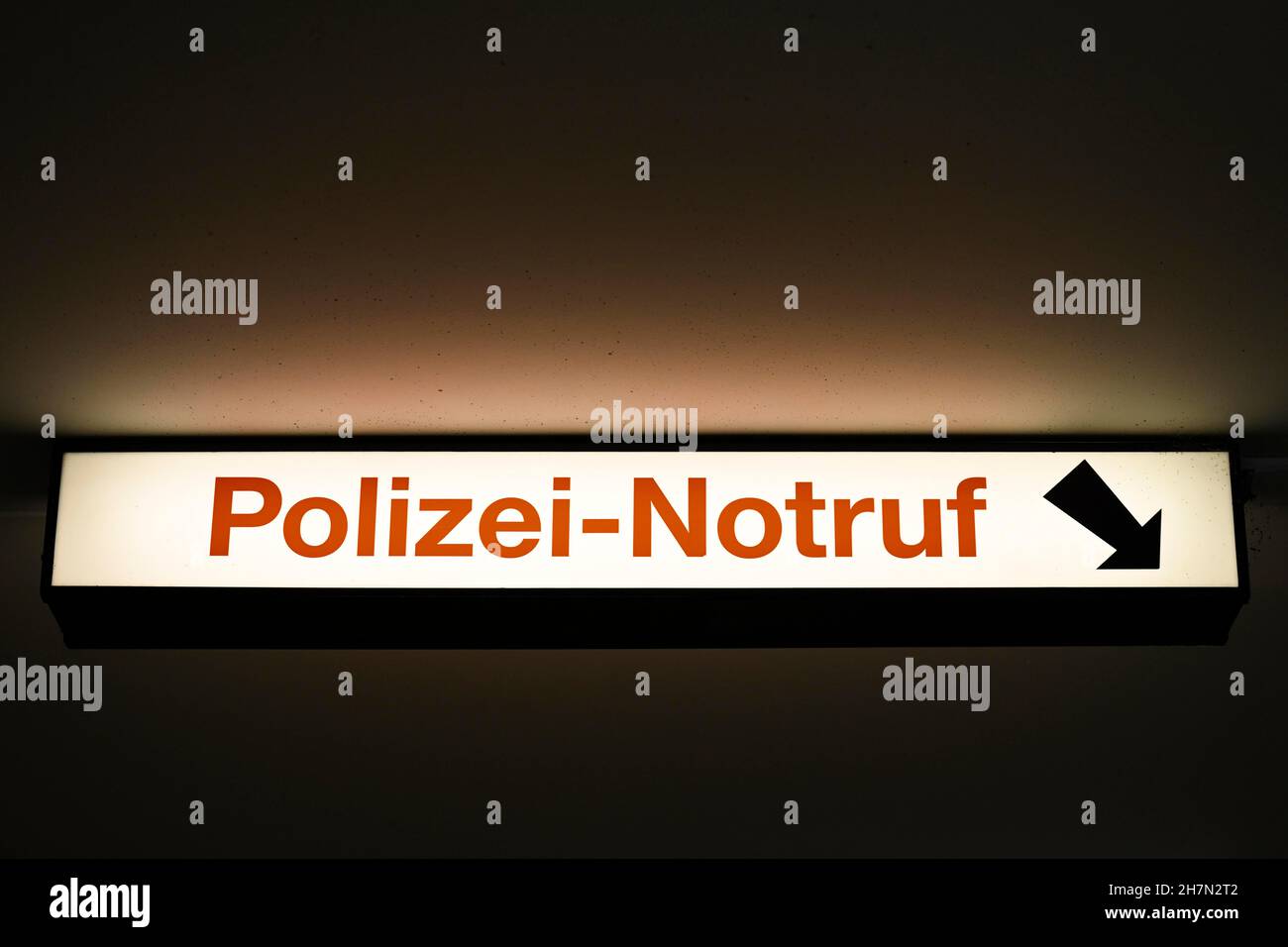 Notruf hinweisschild -Fotos und -Bildmaterial in hoher Auflösung – Alamy