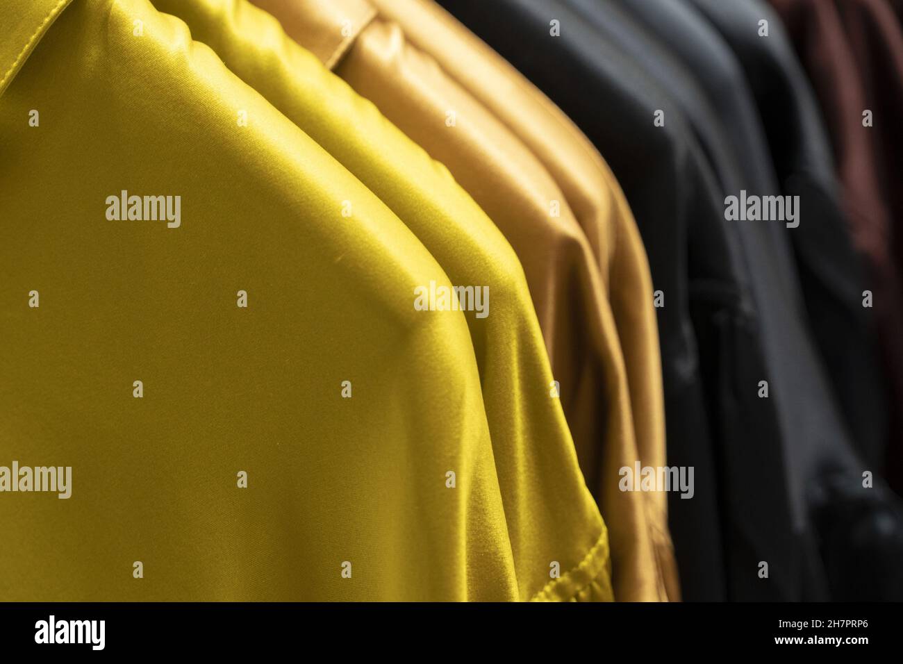Seidiges hemd -Fotos und -Bildmaterial in hoher Auflösung – Alamy
