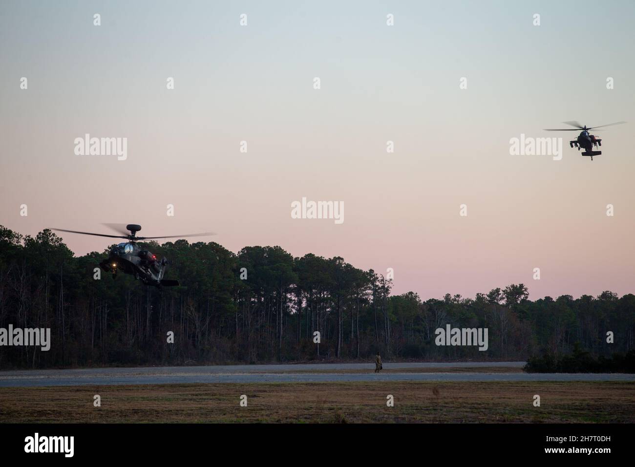 U.S. Army AH-64E Apache-Hubschrauber landen während der Operation Razor ...