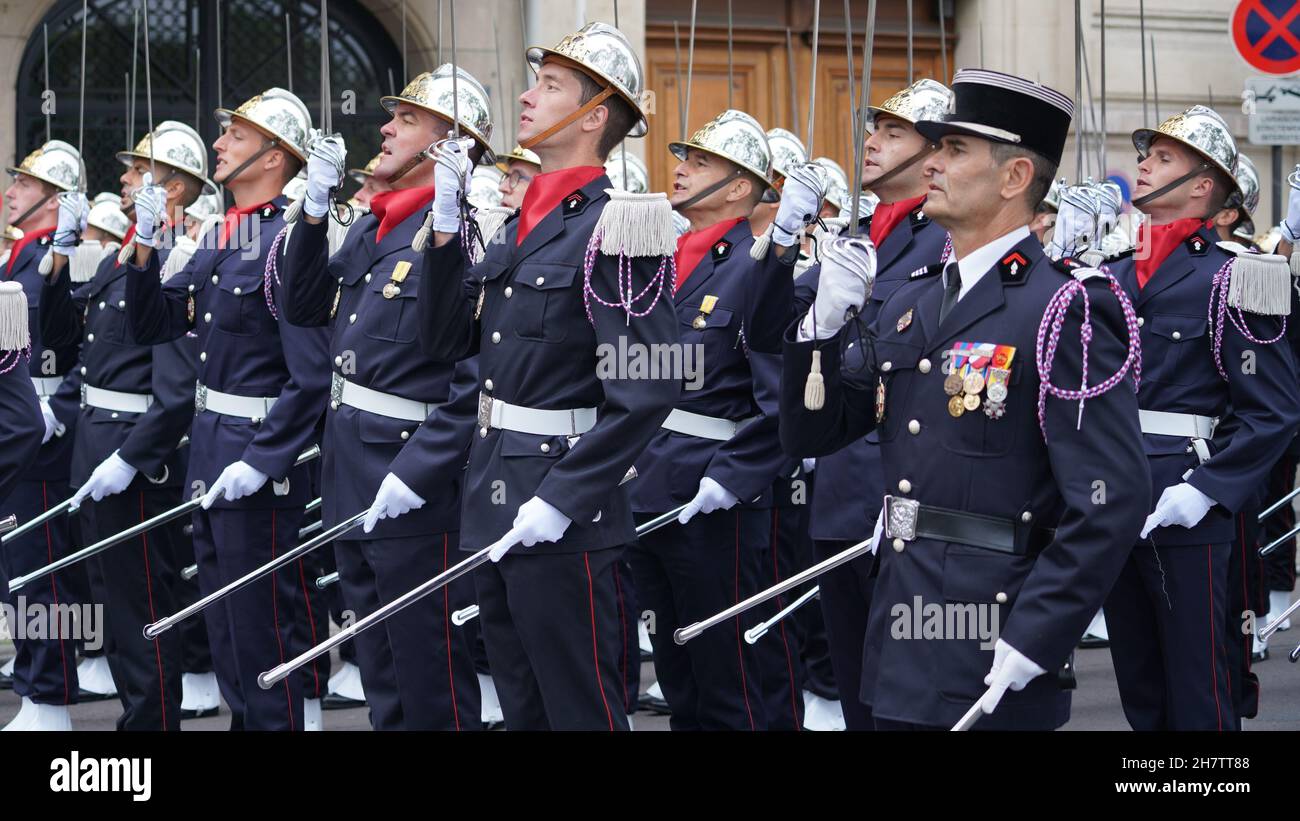 Defile des pompiers de paris -Fotos und -Bildmaterial in hoher ...