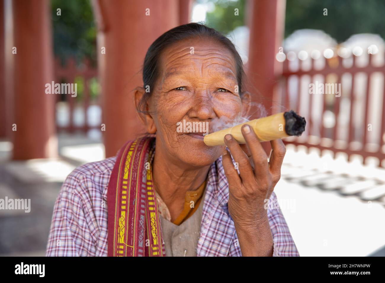 Alte Frau raucht Zigarre in der Shwezigon Pagode Stockfotografie - Alamy