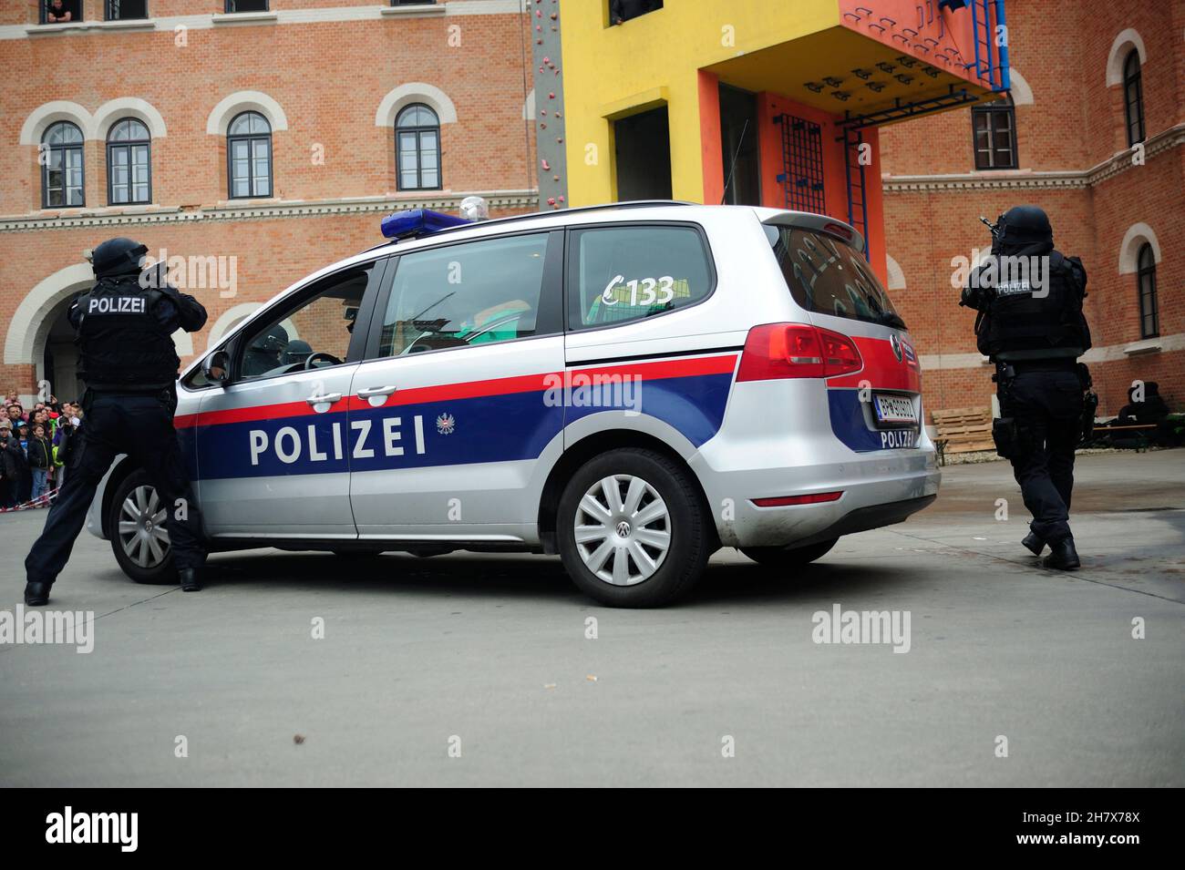 Police special unit -Fotos und -Bildmaterial in hoher Auflösung – Alamy