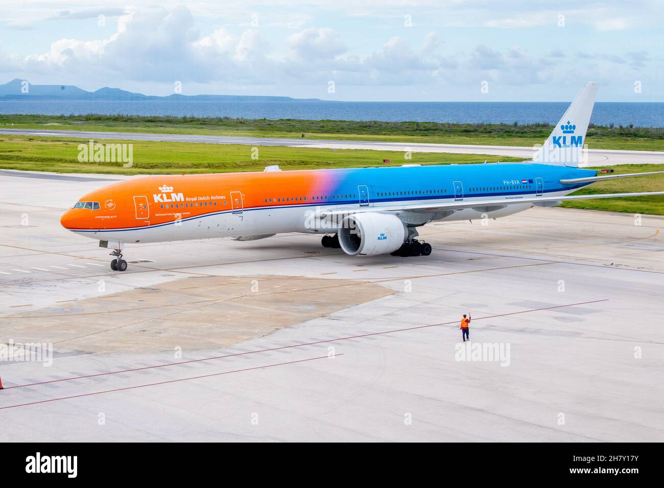 Prinzessin Beatrix kommt im PH-BVA Orange Pride von KLM (die Boeing 777 ...
