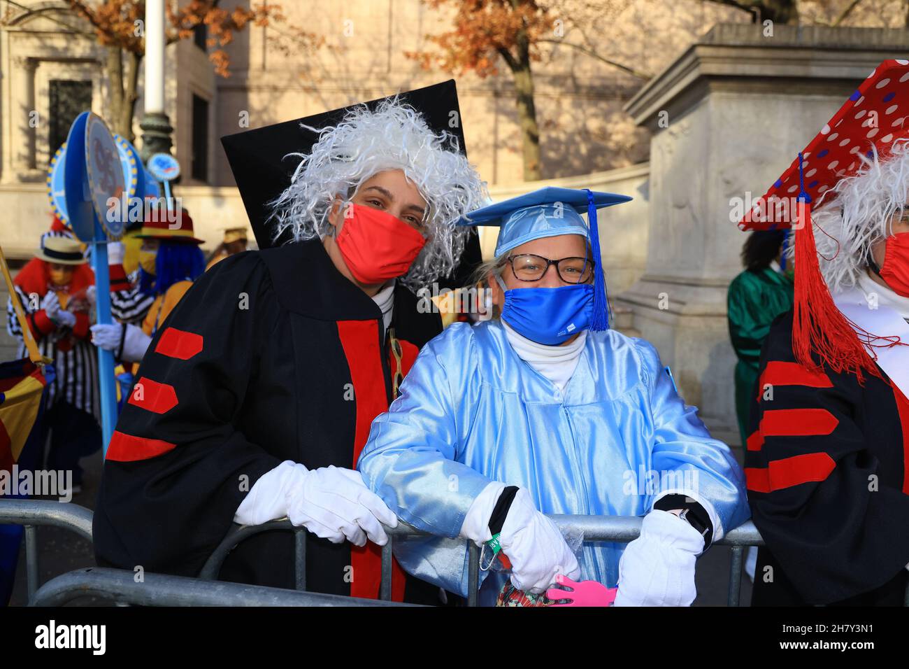 Die verrückten Professor Einsteins & Wacky Graduate Clowns posieren für ...