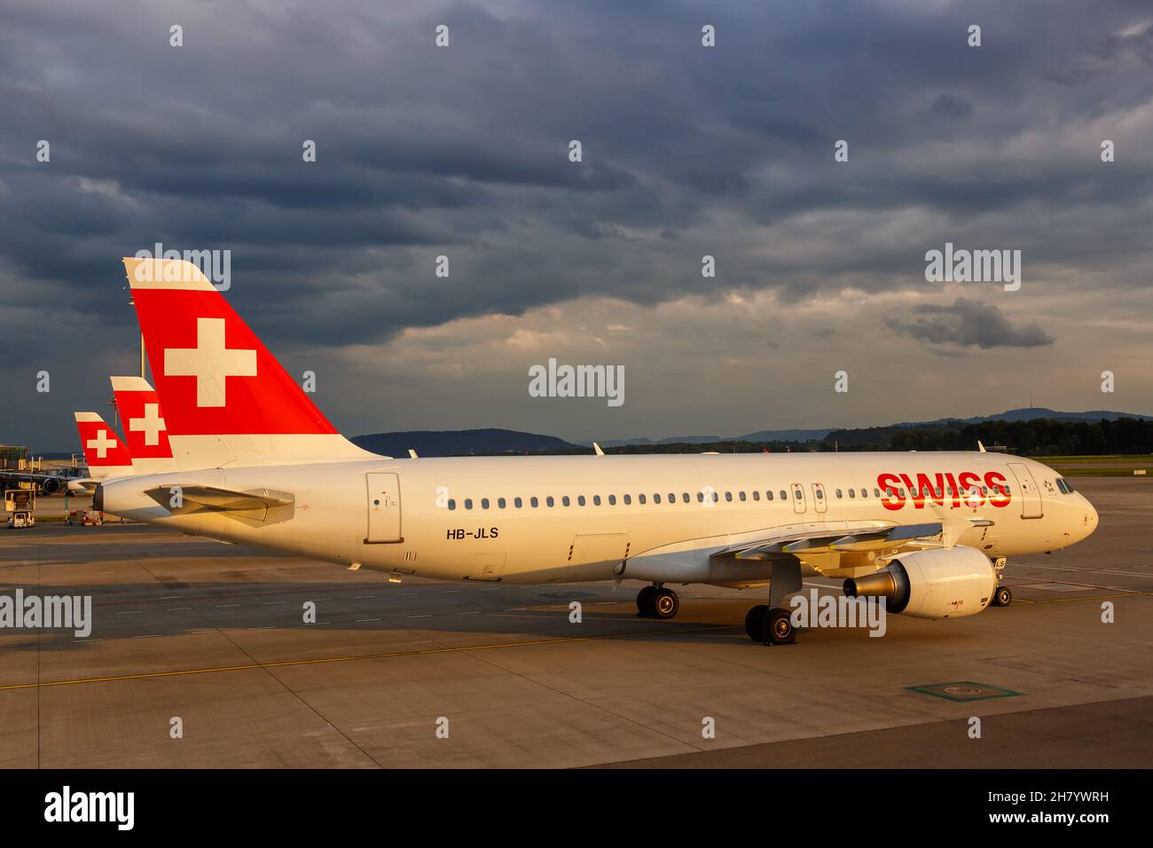 Zürich, Schweiz - 22. Juli 2020: Schweizer Airbus A320 am Flughafen ... Zürich, Schweiz - 22. Juli 2020: Schweizer Airbus A320 am Flughafen ...