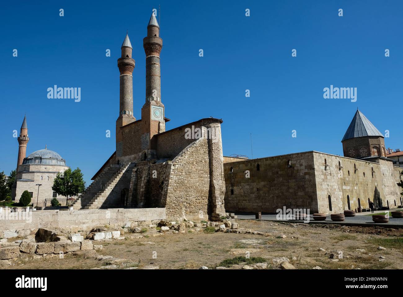 Cifte minareli medrese -Fotos und -Bildmaterial in hoher Auflösung – Alamy