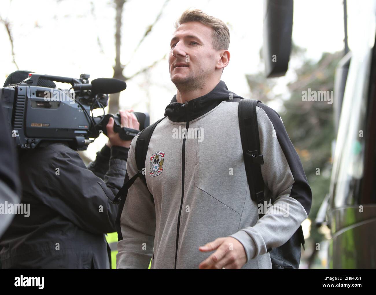 Kyle McFadzean von Coventry City trifft vor dem Sky Bet Championship ...