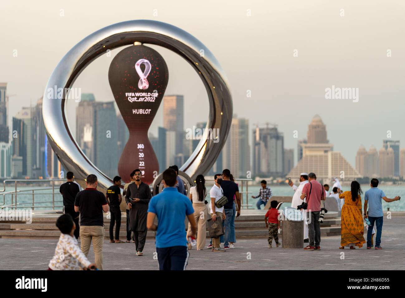 Countdown-Uhr der FIFA-Weltmeisterschaft 2022 an der corniche von Doha ...