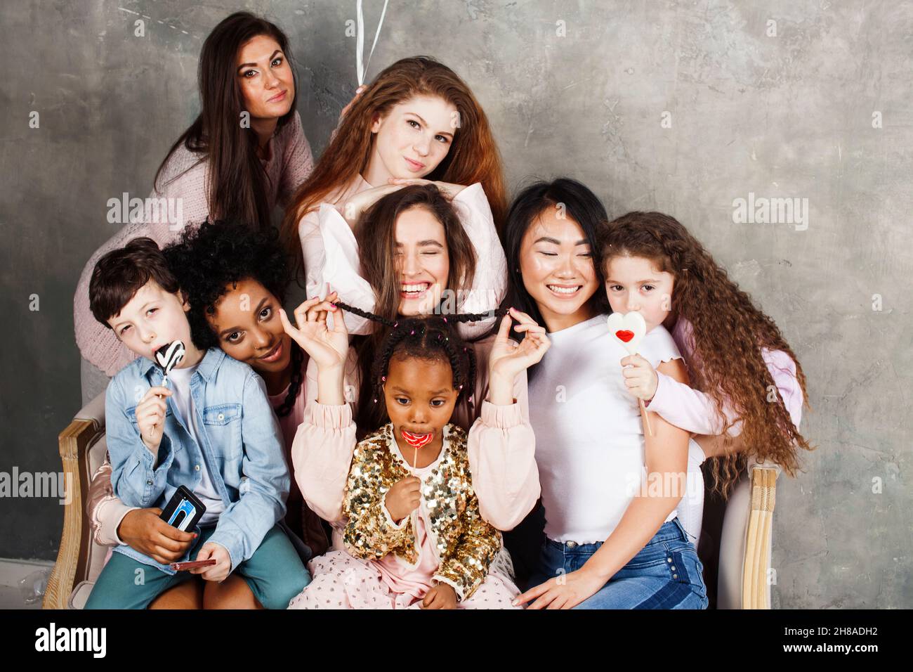 Lifestyle und Menschen Konzept: Junge hübsche Vielfalt Nationen Frau ...