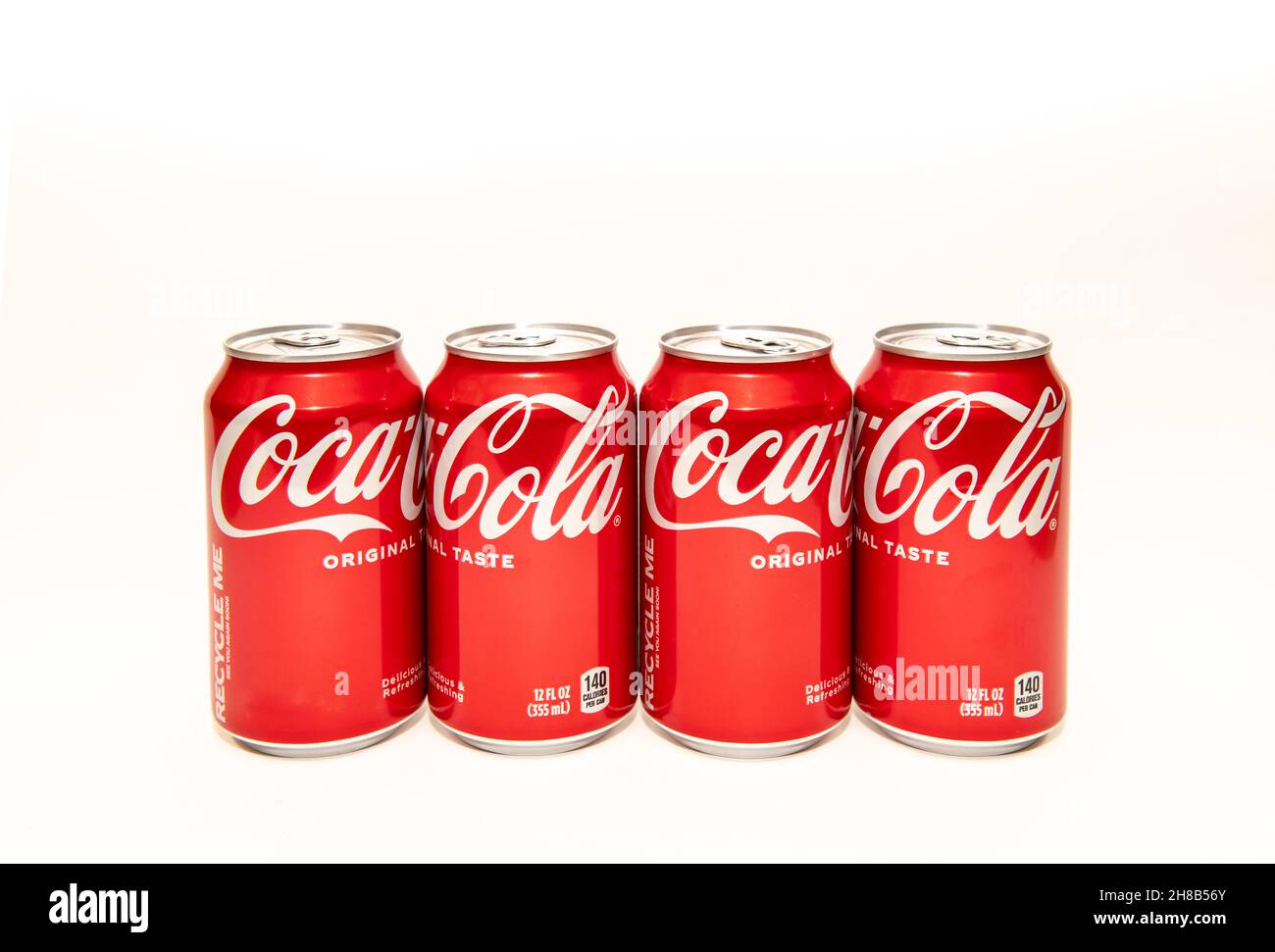 Eine Reihe von vier Dosen Coca Cola, original Taste, auch bekannt als Coke Classic, in ...