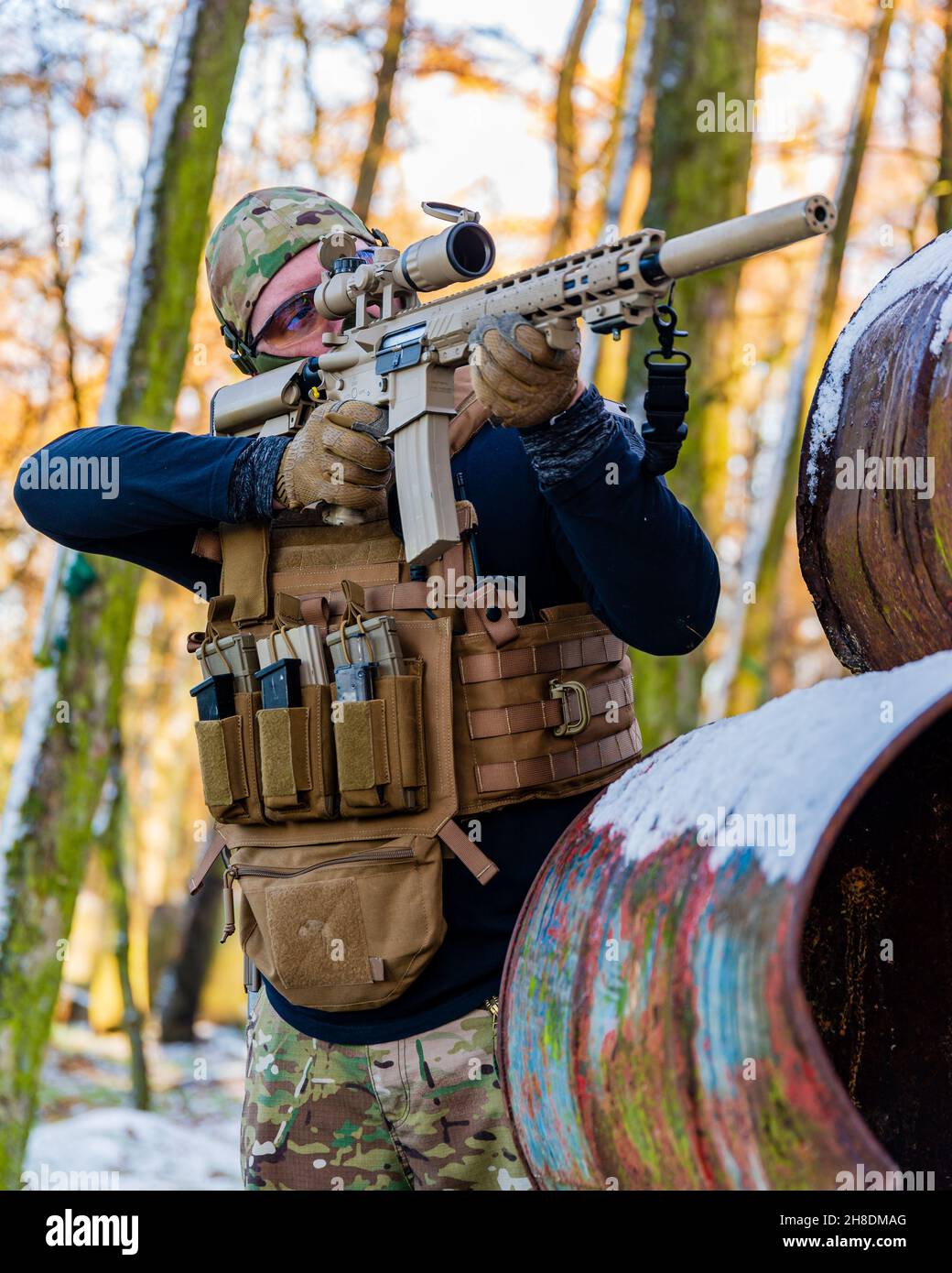 Airsoft Marksman ausgestattet mit einem Custom DMR Scharfschützengewehr ...