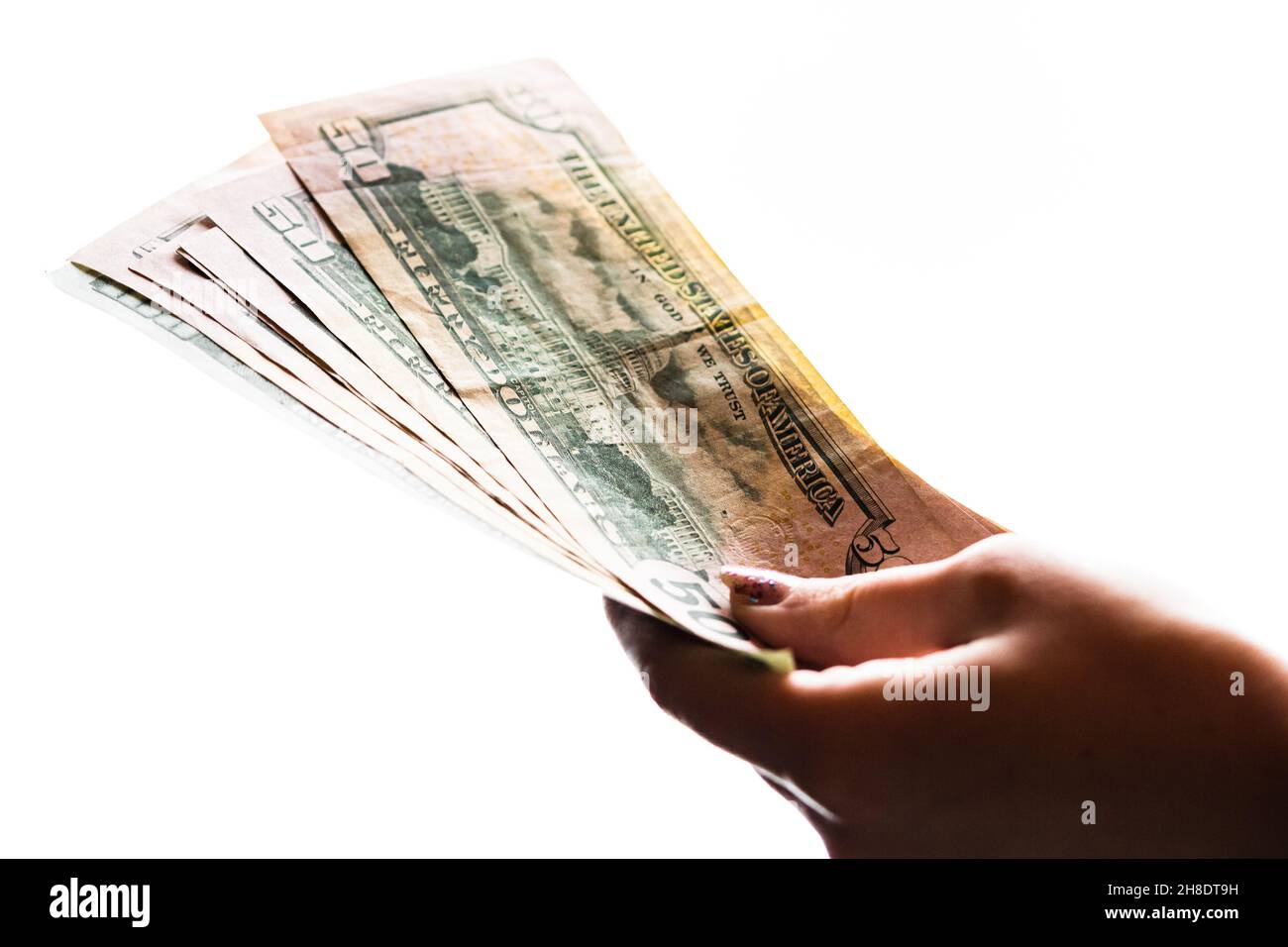 Frau Hand Geld geben, wie Bestechung oder Tipps auf weißem Hintergrund ...