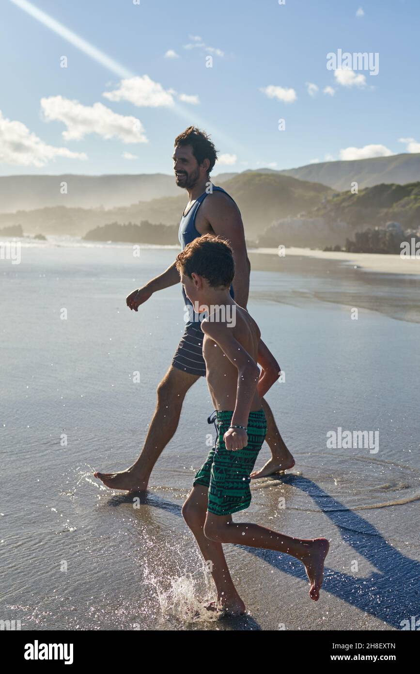 Vater und Sohn Waten Im Wasser Stockfotos und -bilder Kaufen - Alamy