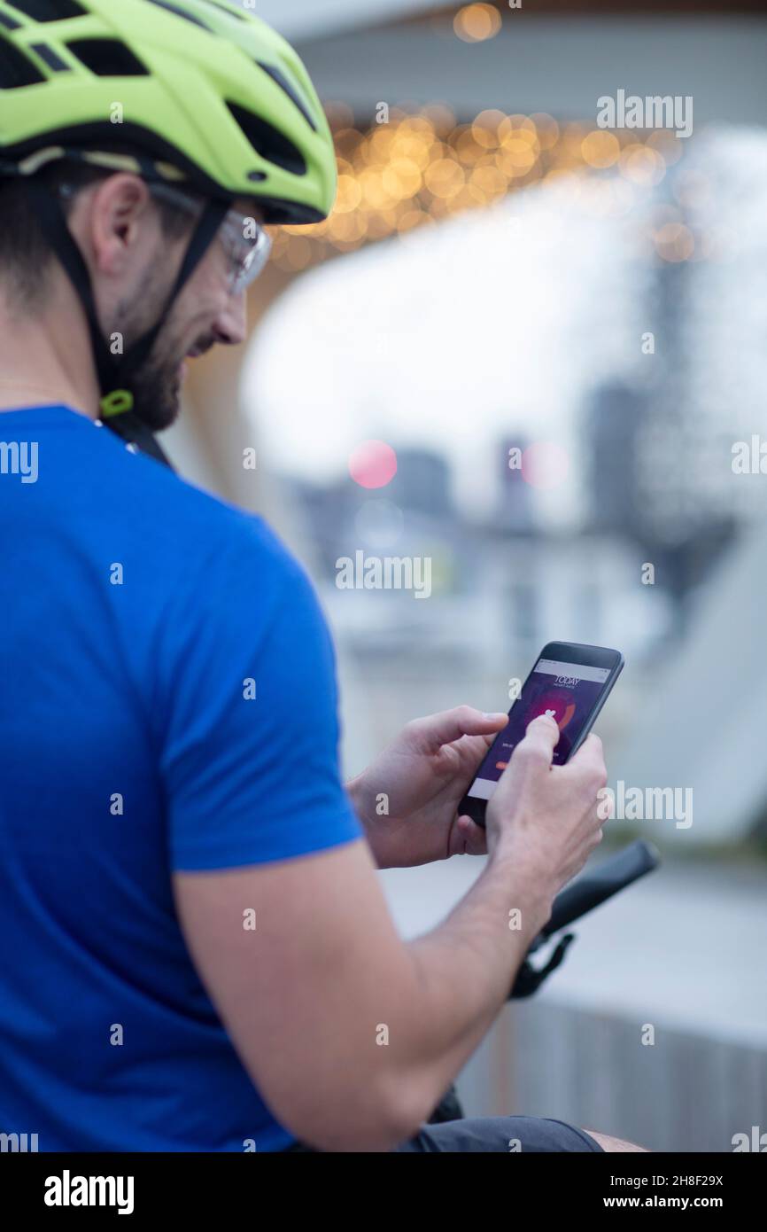 Mann mit helm -Fotos und -Bildmaterial in hoher Auflösung – Alamy