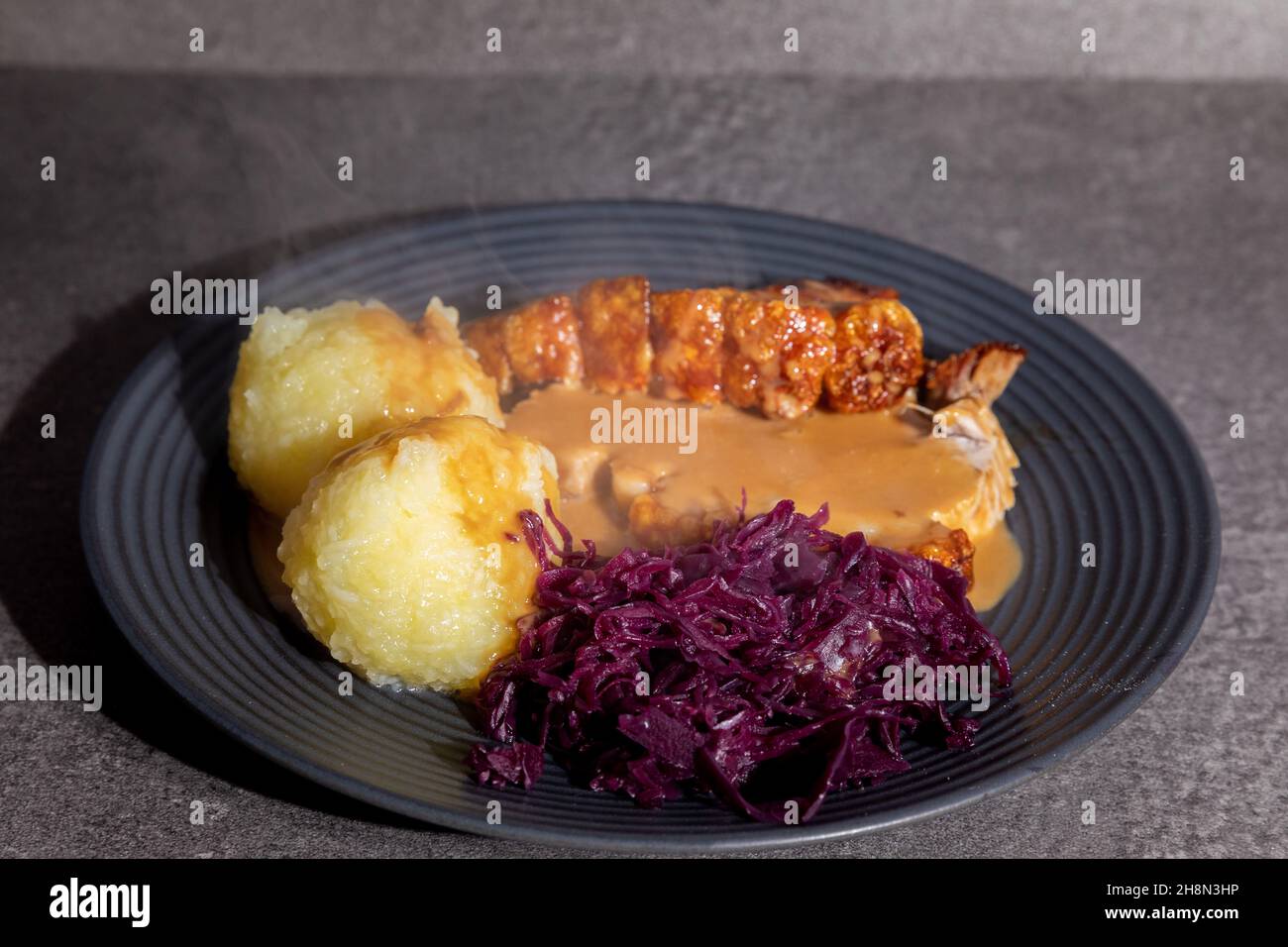 Schweinebraten mit Knödeln und Rotkohl Stockfotografie - Alamy