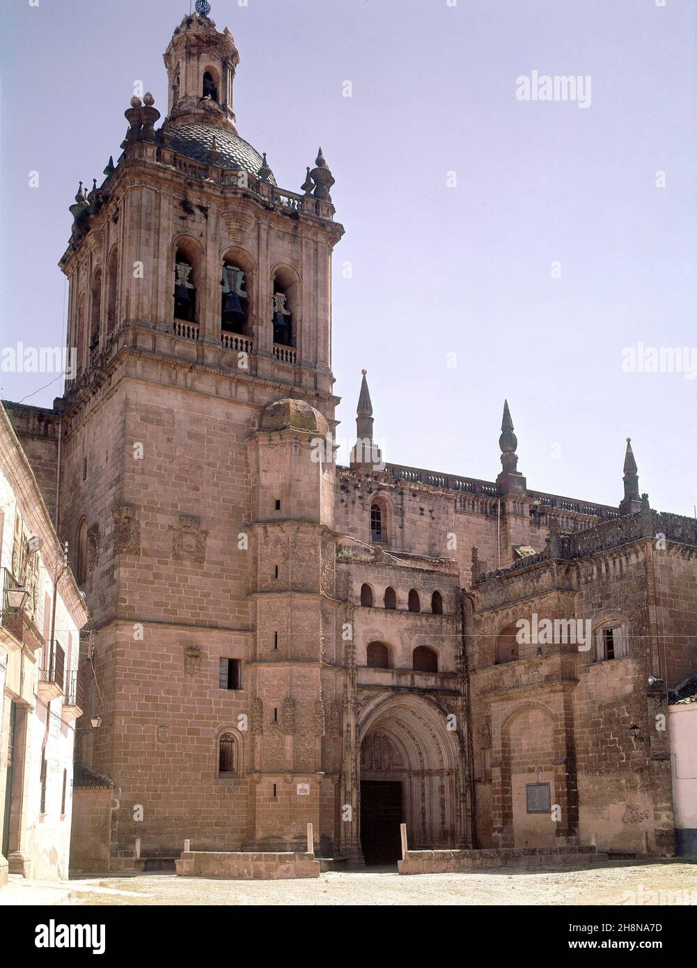 FACHADA NORTE DE LA CATEDRAL DE CORIA CON PORTADA TARDOGOTICA DEL SIGLO ...