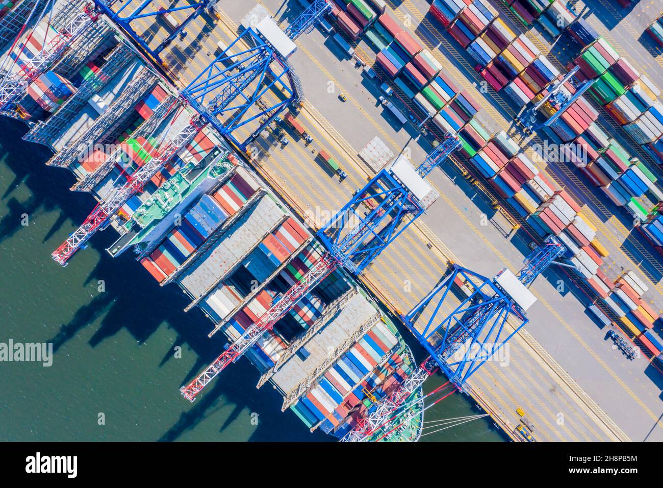 Shanghai hafen container -Fotos und -Bildmaterial in hoher Auflösung ...