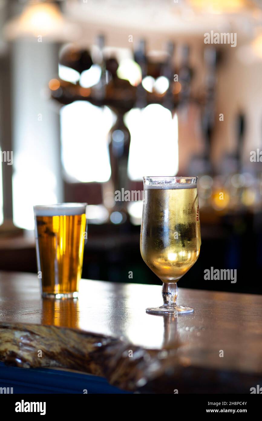Alkohol trinken, sitzen in bar -Fotos und -Bildmaterial in hoher ...