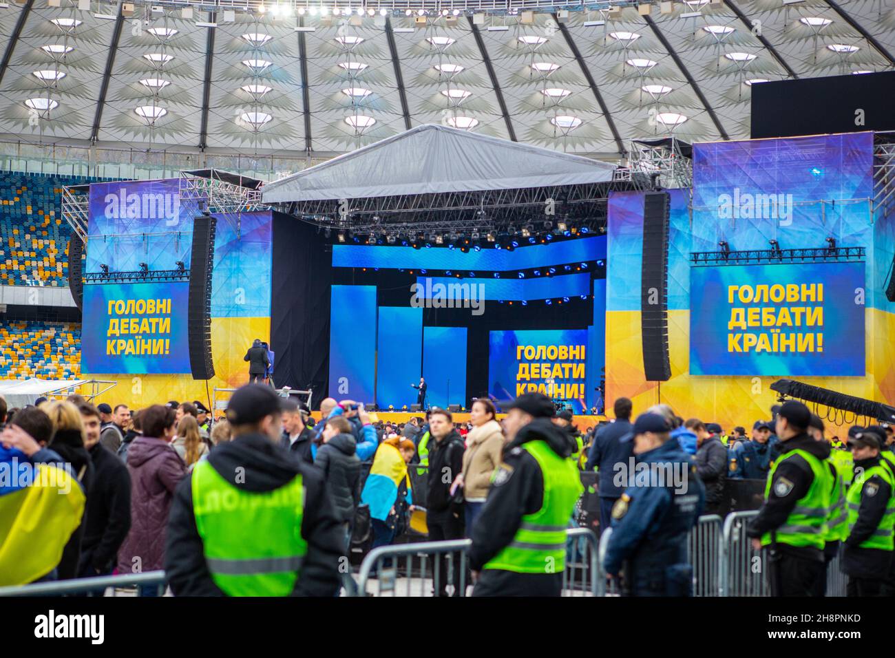 Kiew, Ukraine 19. April 2019: Debatten im Olympiastadion zwischen dem ...