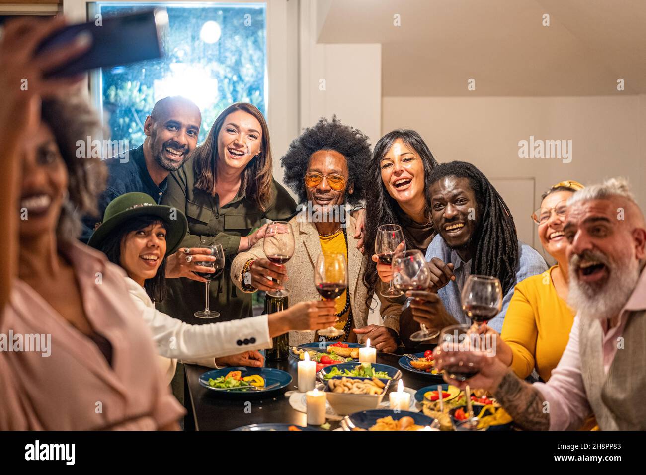 Large dinner party friends family -Fotos und -Bildmaterial in hoher ...