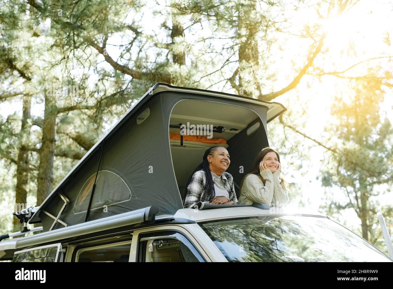 Dachzelt auto -Fotos und -Bildmaterial in hoher Auflösung – Alamy