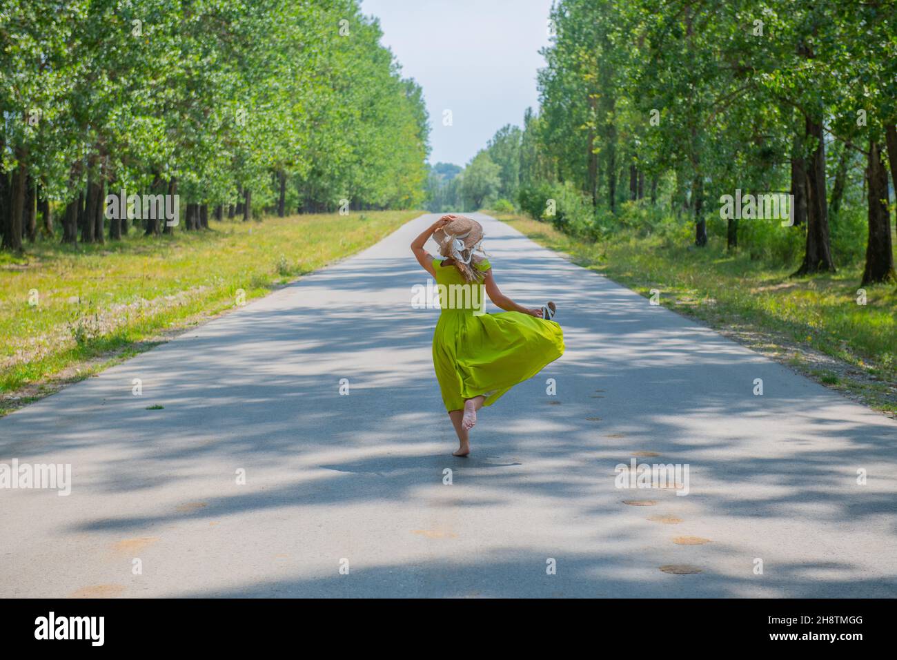 Barfuß auf der straße -Fotos und -Bildmaterial in hoher Auflösung – Alamy