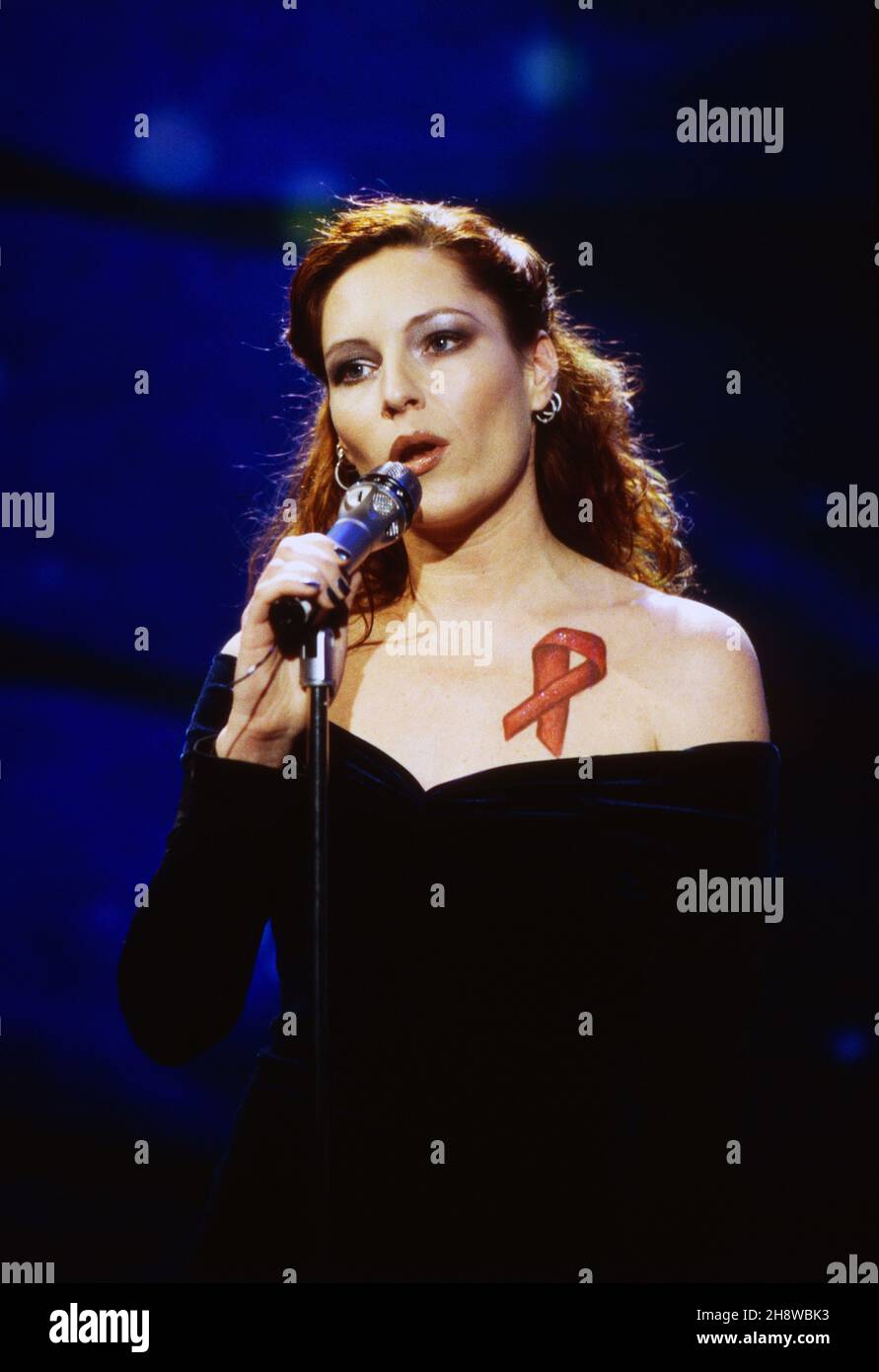 Anna R. vom deutschen Musikduo 'Rosenstolz', bei einem Auftritt ...